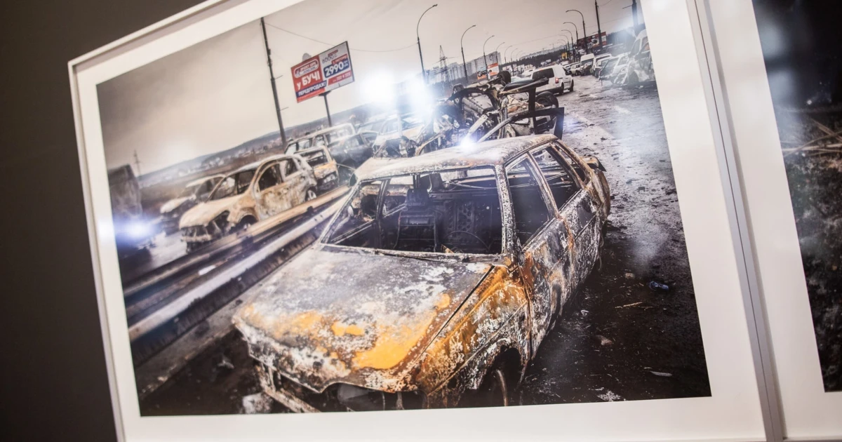 Nejlepší novinářské fotky zachycují hrůzu války, boj s ohněm i smrt královny | Forbes