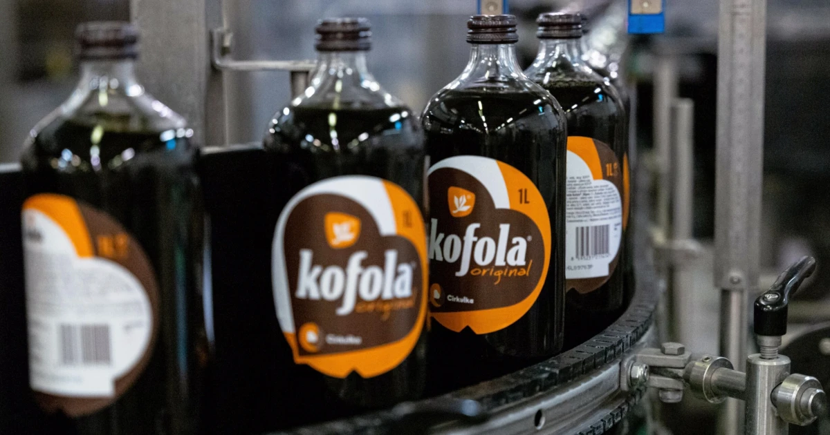 Kofola hlásí pokles tržeb. Spotřebu prý ovlivnila daň na slazené nápoje ...