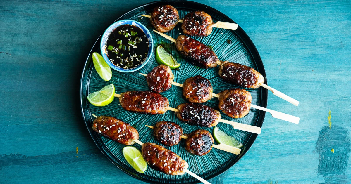 Grilování v japonském stylu. Masové kuličky tsukune glazované návykovou ...