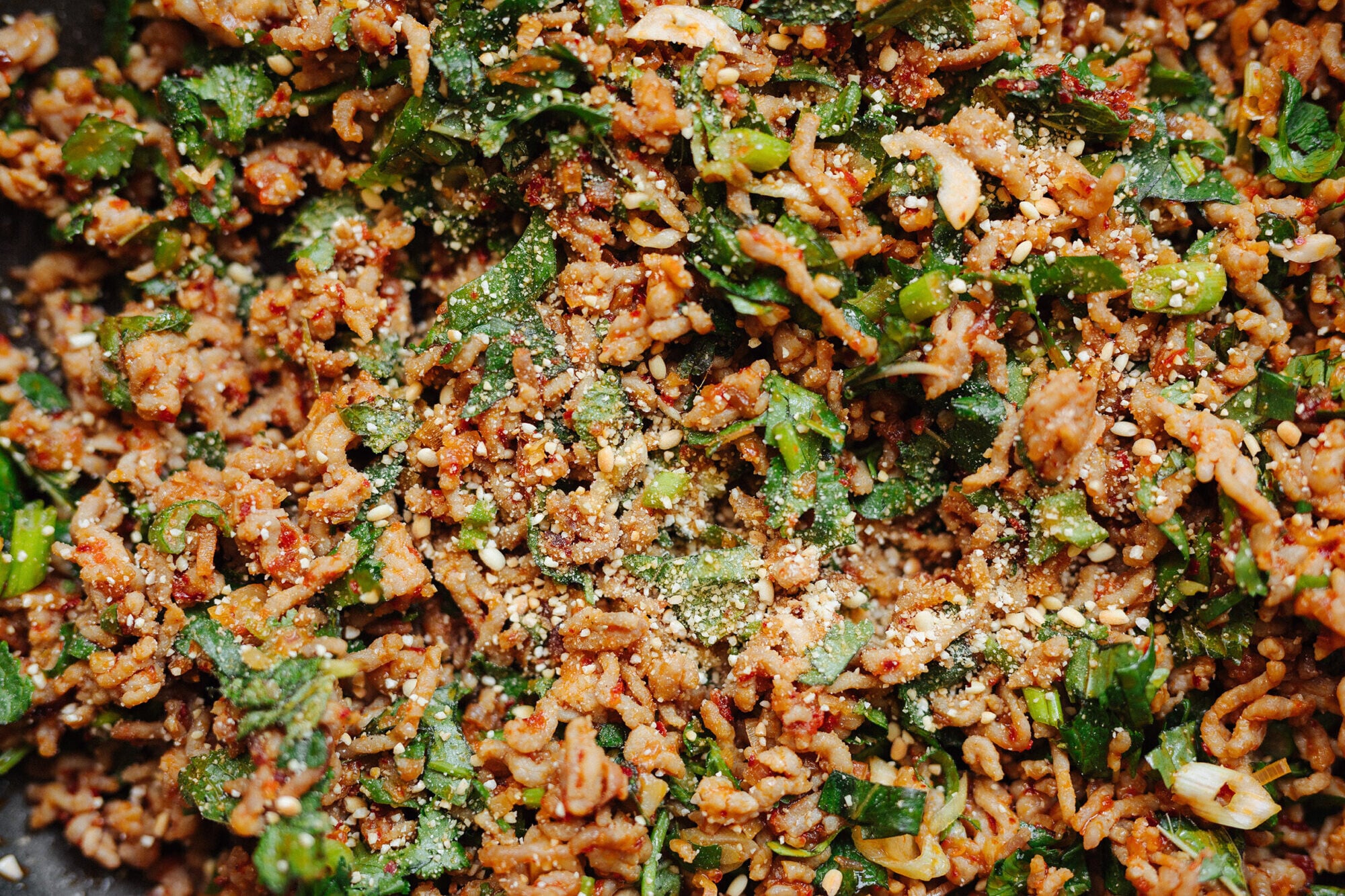 Není salát jako salát. Thajský laab je nabitý masem, bylinkami a chutí ...