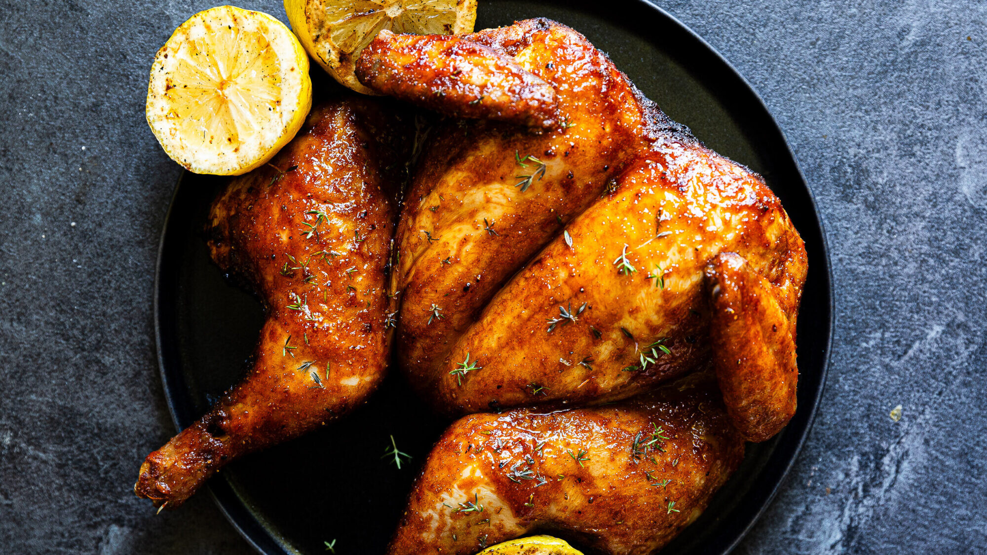 Jak na perfektní kuře z grilu. Upečte ho vcelku a na placato | Forbes