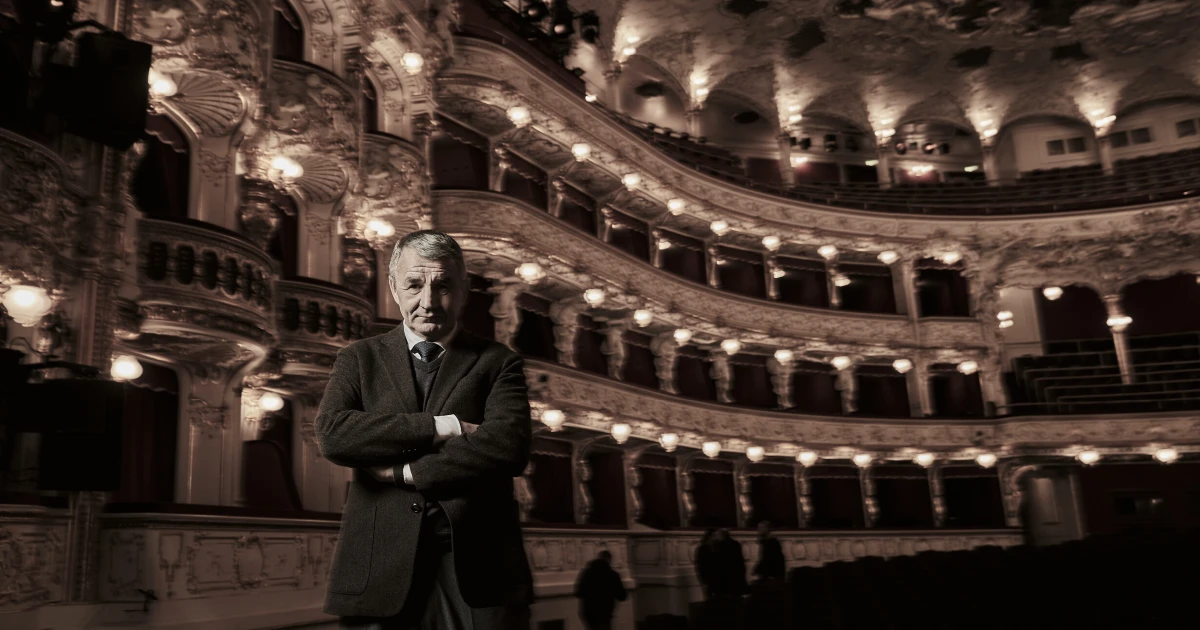 Dostal českou operu do formy a sbírá za to světové ceny. Kdo je Per ...