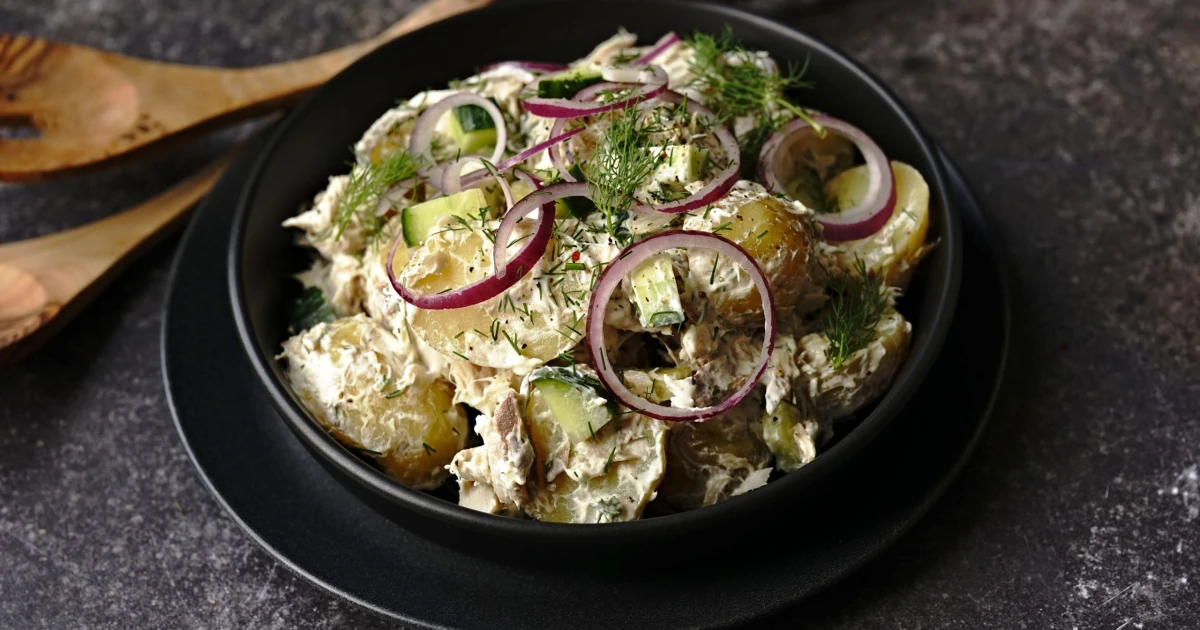 Bramborový salát v letní verzi. Z raných brambor a uzené makrely zasytí ...