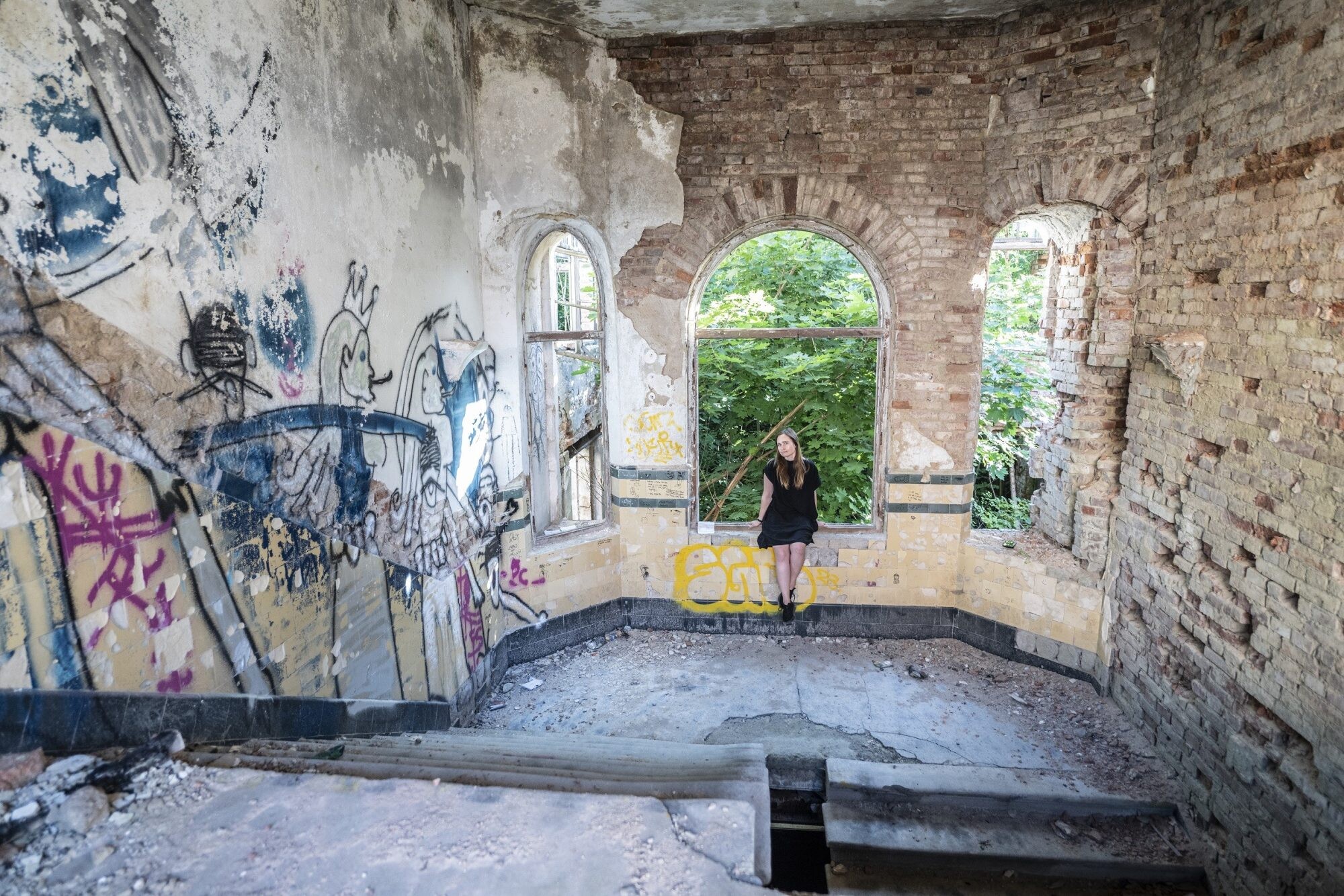 Vyráběly se v ní lustry pro celý svět, zůstala ruinou. Teď má Eliáška ...