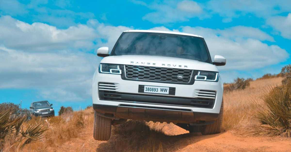 Jaguar Land Rover ruší manažerská místa, firma bojuje s Trumpovou celní ...